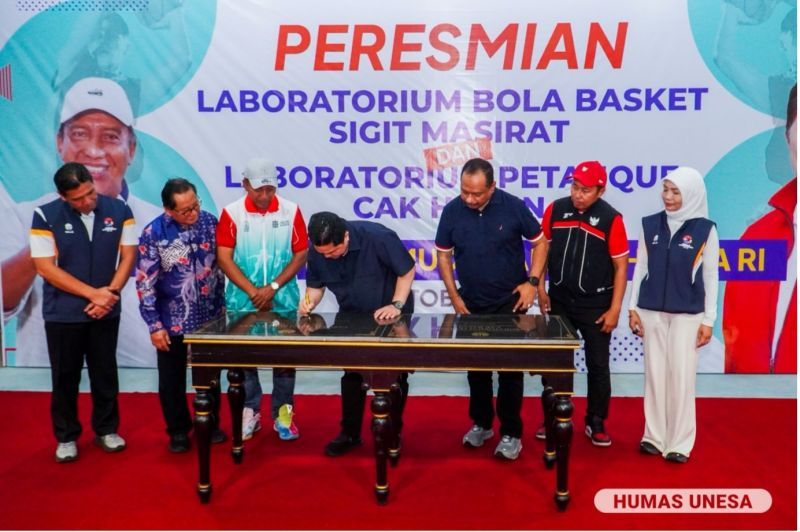 Menpora Erick Thohir menandatangani prasasti simbol peresmian dua ...